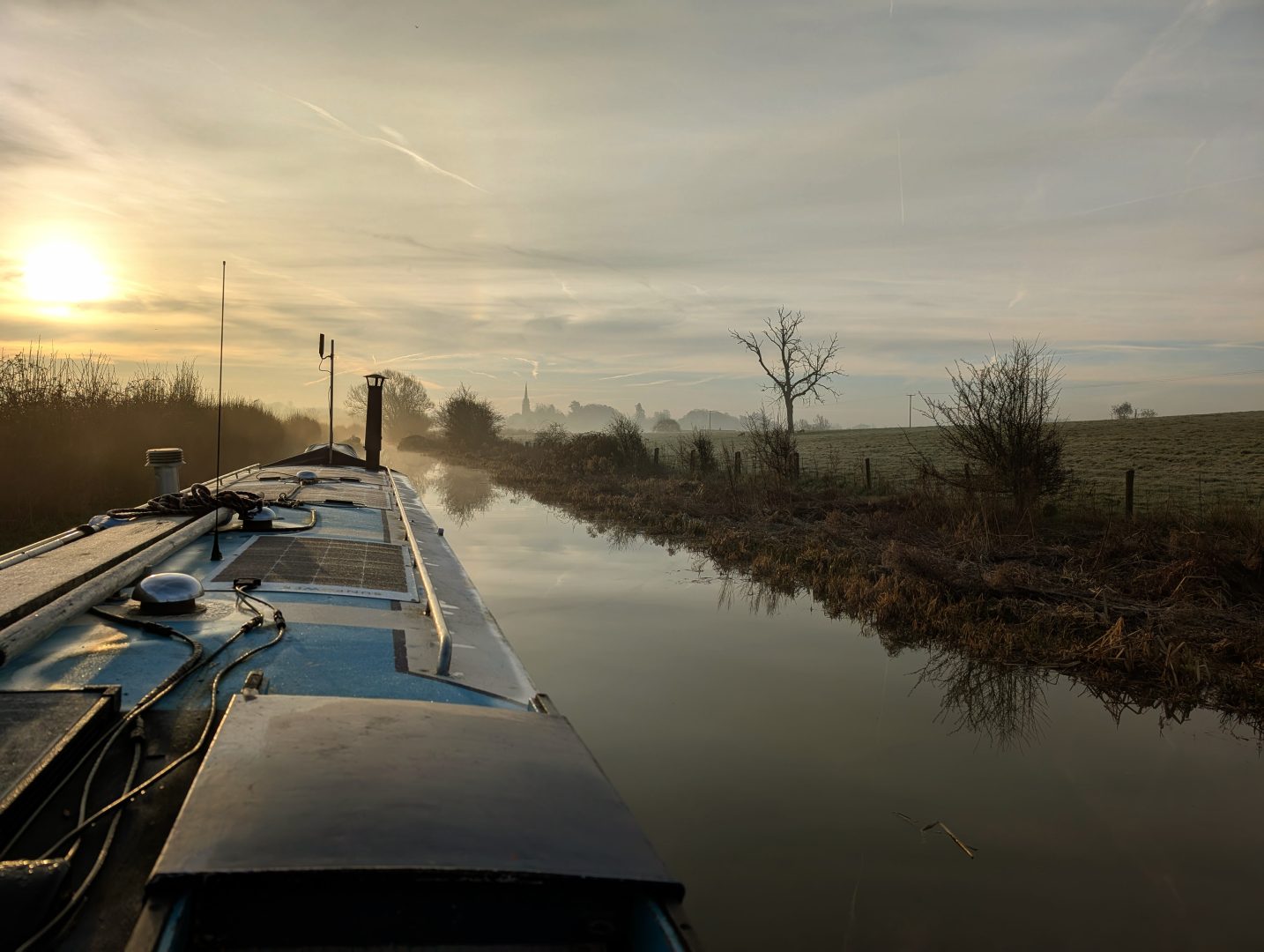 Peak solar - Kings Sutton in the Fields - Narrowboat